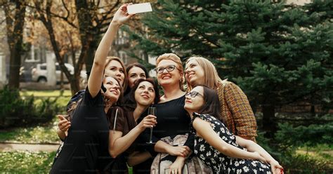 공원에서 햇볕이 잘 드는 축하 행사에서 재미있는 셀카를 찍는 세련된 우아한 여성들 럭셔리 해피 라이프 컨셉 사진 Unsplash의 웃음 이미지