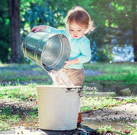 어린이 여자아이 게임하기 외부에서 버킷 아기에 대한 스톡 사진 및 기타 이미지 아기 12 17 개월 2015년 Istock