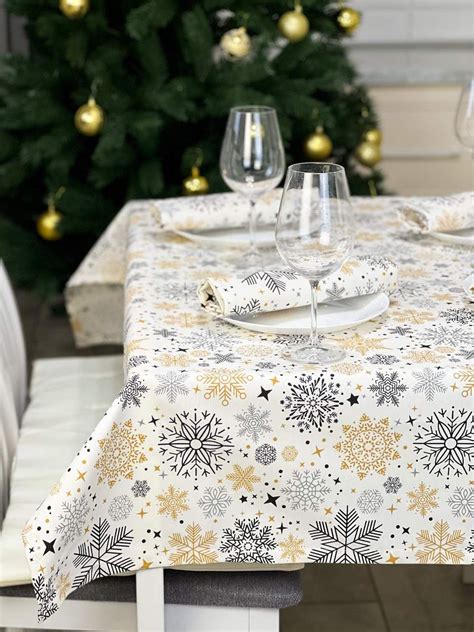 Водовідштовхувальна Скатертина новорічна з принтом Завірюха 110х110 см 4 серветки 30х40