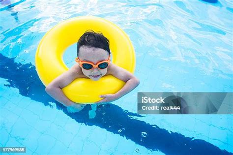 전통적인 여름 이벤트입니다 및 수영장 활동 행복함 어린이를 데이터풀 2 3 살에 대한 스톡 사진 및 기타 이미지 2 3 살 4 5세 검정 머리 Istock