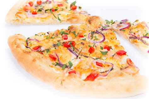 양파 베이컨 체리 토마토 얇은 페이스트리 크러스트 클로즈업으로 흰색 배경에 고립 된 피자 슬라이스 0명에 대한 스톡 사진 및