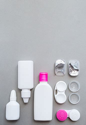 콘택트 렌즈와 액세서리플랫은 회색 배경에 놓여 있습니다 복사 공간이 있는 솔루션 병 및 렌즈 용기가 있는 컴포지션 0명에 대한 스톡 사진 및 기타 이미지 Istock