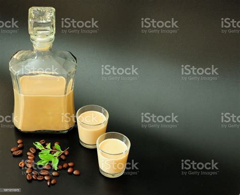 커피와 크림 리큐어 병에 담긴 약한 수제 알코올 검은 색 배경에 두 잔 구운 곡물과 민트 잎 근처 아일랜드 문화에 대한 스톡 사진 및 기타 이미지 Istock