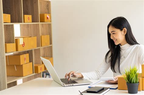 아시아 소녀 스타트업 스몰 스메 비즈니스 소유자는 직장에서 노트북 컴퓨터와 스마트 폰과 함께 작동합니다 온라인 판매 전자 상거래 포장 아이디어 집에서 일하기 위해 고객에게