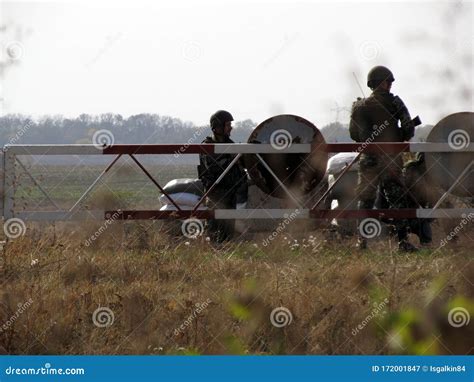 Selidovo Ukraine October 2014 Ukrainian Armed Border Guards Waits Vehicles On The Security Selidovo Ukraine October 2014 Ukrainian Armed Border Guards Waits Vehicles On The Security