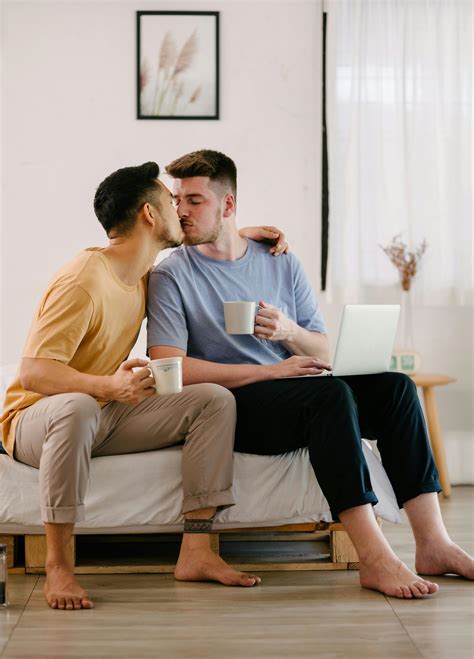 Lgbt 같은 섹스 게이 껴안다 남자 눈을 감다 단란함 로맨스 로맨틱 커플 사람 사랑 사랑에 빠진 부부 성인 수염 애정 인종 간 커플 잘생긴