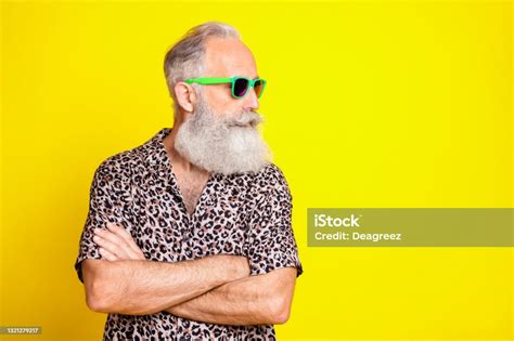 매력적인 내용의 초상화 회색 머리 남자의 접힌 팔 옆으로 밝은 노란색 색상 배경에 고립 된 복사 공간을 찾고 오래된에 대한 스톡