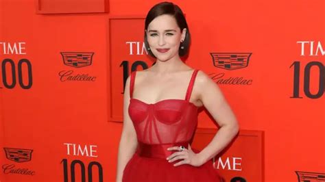 Emilia Clarke Lloraba En El Baño Antes De Grabar Las Escenas De