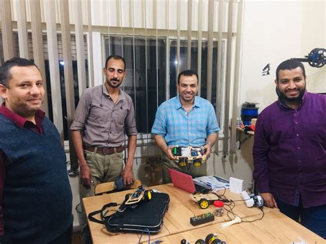 Code Lab صور لي وانا احاضر في كورس Arduino في Next Lab Facebook