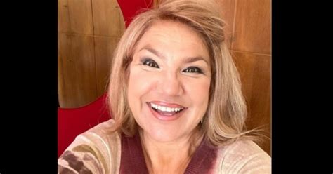 Ето я и Марта Вачкова по розов бански на тузарска почивка с Дарина Павлова и дъщеря си Снимки