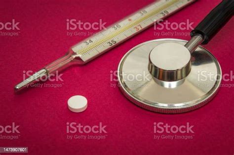 독감을 치료하는 의사 도구 및 알약 빨간색 배경에 바이러스 및 전염병에 대한 보호 수단 감기와 독감에 대한 스톡 사진 및 기타 이미지 감기와 독감 개념 개념과 주제