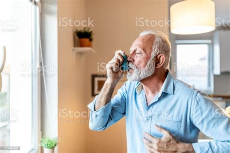 현대 클리닉에서 알레르기에 대한 천식 흡입기를 사용하는 노인 복사 공간 65 69세에 대한 스톡 사진 및 기타 이미지 65 69세 가정 생활 감기와 독감 Istock
