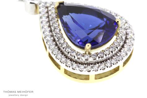 Close Up Of The Amazing Fishtail Setting Style Used To Hold The