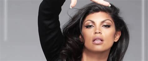 Regarder Nawell Madani Cest Moi La Plus Belge En Streaming Playtv