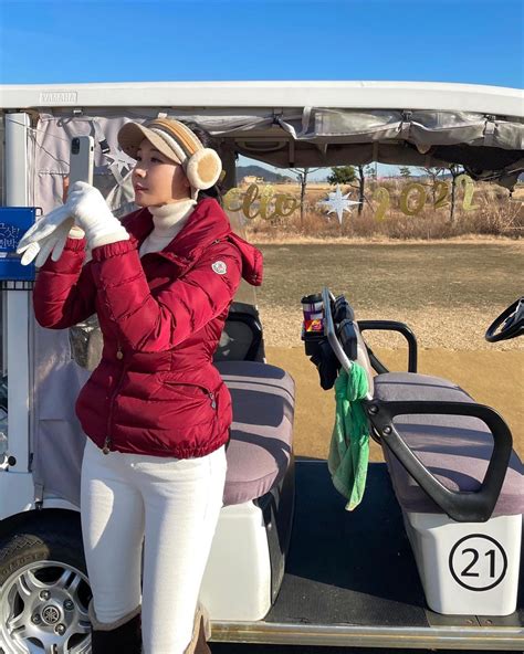 김미주 On Instagram “ 2022 올해 도 내 주변 모든 사람들 건강 하고 행복 하길 바랍니다 😊 ⛳️ 즐겁게 명랑골프 함께 해요 😘”