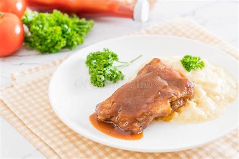 зажаренный свинина нервюры с картошками месива Стоковое Фото изображение насчитывающей протеин