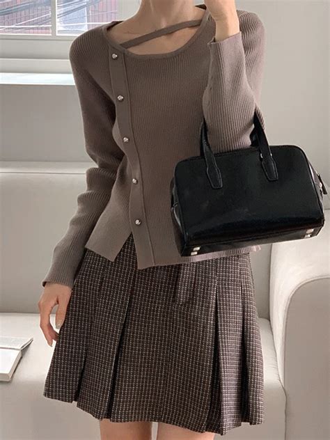 리리앤코 언루벨 골지 스트랩 트임 니트 리리앤코 자체제작 120사이즈 가을 신상 가을옷 골지니트 스트랩니트 라운드넥 밑단트임 콩단추 슬림핏 스판 데일리룩 페미닌룩 하객룩