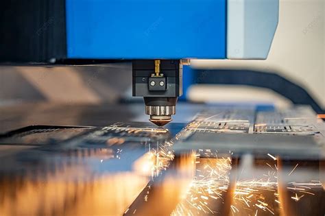 금속 현대 산업 기술 레이저 절단의 Cnc 레이저 절단은 광학 레이저 광학 및 Cnc 컴퓨터 수치 제어를 통해 고출력 레이저의 출력을 지시하여 작동합니다 사진 배경 및 무료