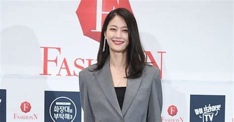 포토 이현이 우월한 비율 뽐내며~