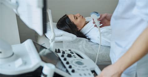 손에 초음파 변환기를 든 의사가 차분한 검은 머리 환자의 초음파 검사를 시작합니다 사진 Unsplash의 의료 및 의학 이미지