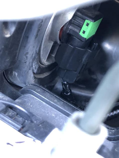 How do I remove this connector to the headlight bulb? : r/MechanicAdvice