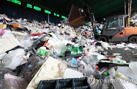 가득 쌓인 재활용 쓰레기 연합뉴스