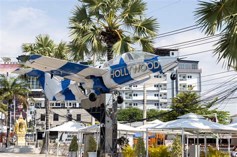 태국 파타야 할리우드라는 글자가 새겨진 모형 전투기가 거리에 서 있습니다 건축에 대한 스톡 사진 및 기타 이미지 건축 건축물 남자 Istock