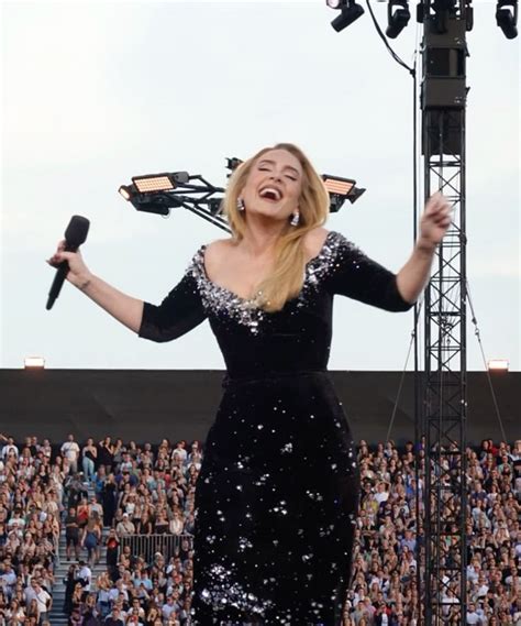 Pin De Christie Deangelo En 🩷 Delley 😁 Canciones De Adele Famosos Adele