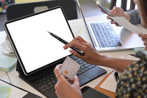 크롭은 컴퓨터 태블릿을 사용하고 온라인 뱅킹을 만들기위한 신용 카드를 들고 젊은 여성을 촬영 20 24세에 대한 스톡 사진 및 기타 이미지 Istock