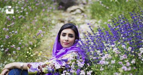 Foto Mujer Con Hiyab Púrpura Sosteniendo Flores Púrpuras Imagen Planta Gratis En Unsplash