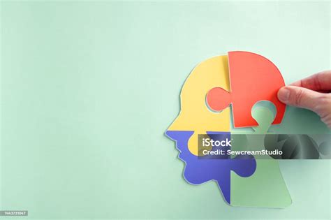 직소 퍼즐 머리 모양을 들고 손 자폐증 인식 자폐 스펙트럼 장애 세계 자폐증 인식의 날 정신 건강에 대한 스톡 사진 및 기타