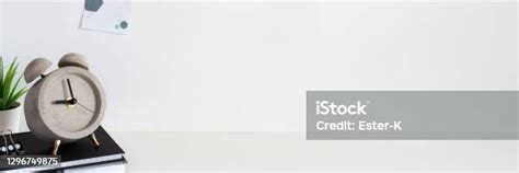 빈 흰색 벽에 학교 책상 공간을 복사합니다 책 즙이 많은 알람 시계 공란에 대한 스톡 사진 및 기타 이미지 공란 알람시계