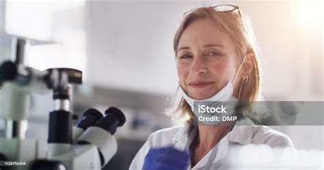 과학자 코비드 및 실험실 연구에 종사하는 실험실의 여성 근로자이며 진보에 대해 행복합니다 초상 과학 분석 현미경 박테리아 연구 및 의학 혁신을하는 사람의 과학자에 대한 스톡