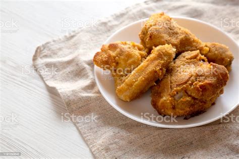 맛있는 수제 오븐 은 흰색 나무 표면 낮은 각도보기 위에 흰색 접시에 구운 튀긴 치킨 공간을 복사합니다 빵가루 입힌 치킨에 대한 스톡 사진 및 기타 이미지 Istock