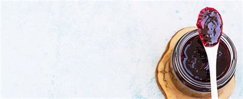 수제 블루 베리 잼 밝은 파란색 돌 배경과 숟가락 복사 공간이 있는 상단 뷰입니다 설탕 조림 류에 대한 스톡 사진 및 기타 이미지 설탕 조림 류 손수 만든 마멀레이드