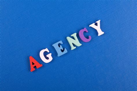 파란색 배경에 기관 단어 다채로운 Abc 알파벳 블록 나무 편지 광고 텍스트에 대 한 복사 공간에서에서 구성 됩니다 학습 영어 개념 It 지원에 대한 스톡 사진 및 기타