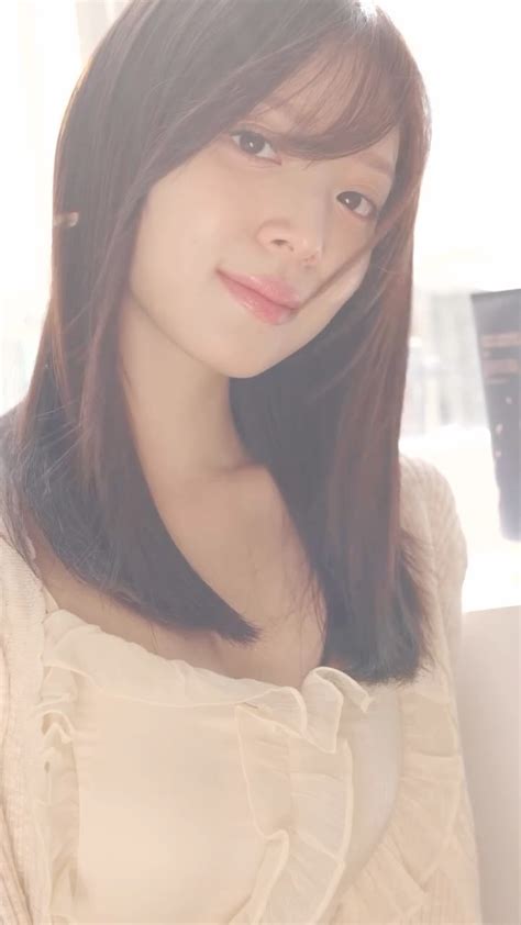 김지영 광고 추운 겨울 은은하게 나를 빛내줄 아이 차가운 바람에 입술이 쉽게 메말라가는 요즘 하루 종일 촉촉함을 지켜주는 투명한 광택감 덕분에 자연스럽게 손이