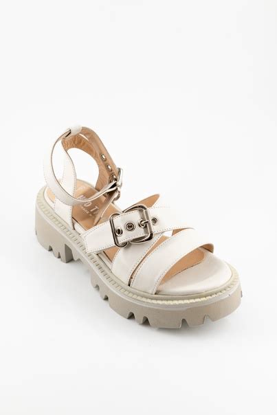 Вот уже несколько лет на улицах появляются девушки обутые в необычную но привлекательную