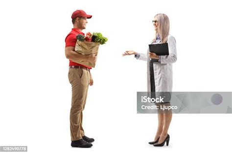 종이 봉투에 식료품배달 남자와 이야기하는 여성 의사의 전체 길이 프로필 샷 영양사에 대한 스톡 사진 및 기타 이미지 영양사 남자 배달부 Istock