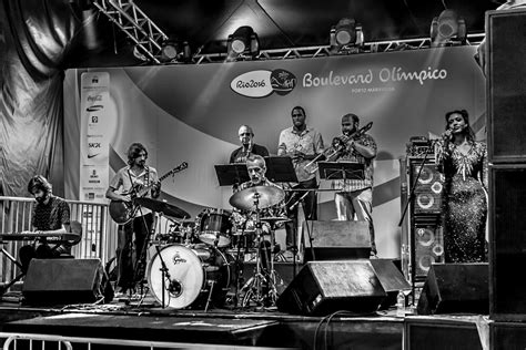 무료 이미지 검정색과 흰색 시티 도시의 음악회 큰길 음악가 검은 단색화 북 2016 년 단계 재즈 공연 리오 드럼 고수 브라질 올림피아