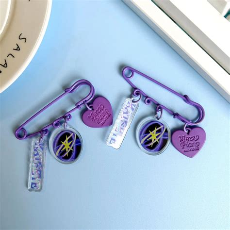 Katseye Pin Sis Soft Is Strong Light Stick Acrylic Keychain Accessory