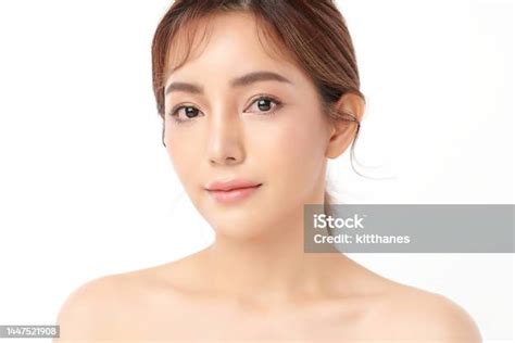 흰색 배경에 깨끗한 신선한 피부를 가진 아름다운 젊은 아시아 여성 얼굴 관리 얼굴 치료 화장품 아름다움과 스파 아시아 여성 초상화 30 34세에 대한 스톡 사진 및 기타