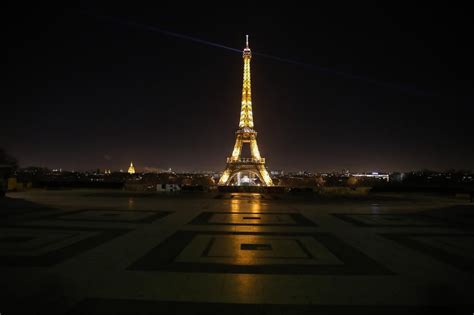 Turnul Eiffel Luminat Cu Porția Pentru A Reduce Consumul De Energie