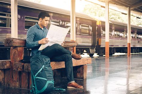 여행자 아시아 남자 역에 앉아서 여행 계획에 대 한 지도에 보이는 가방에 대한 스톡 사진 및 기타 이미지 가방 개념 개념과 주제 Istock