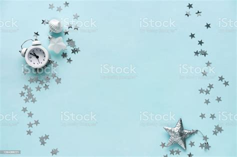 흰색 알람 시계와 파란색 배경에 실버 별 색종이와 크리스마스 장식 맨 위 보기입니다 공간을 복사합니다 0명에 대한 스톡 사진 및 기타 이미지 Istock