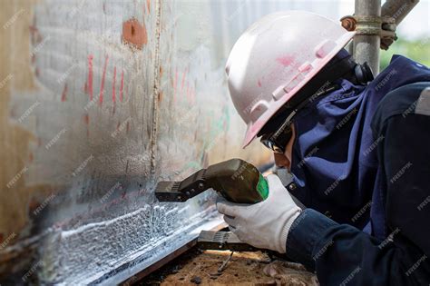 남성 작업자 테스트 강철 탱크 맞대기 용접 오버레이 자기장 테스트의 저장 탱크 오일 흰색 대비의 탄소 쉘 플레이트 프리미엄 사진