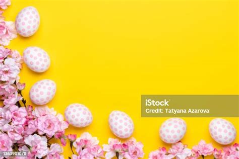 파샬 달걀과 벚꽃 카피 공간이있는 기프트 카드 밝은 노란색 배경 프레임이있는 부활절 템플릿 봄 시즌 기독교 전통 개념 플랫 레이