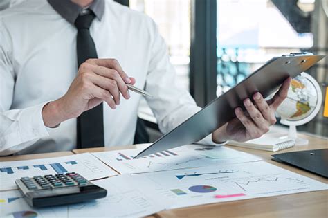 사업가 회계사 분석 및 계산 비용 금융 연례 재무 보고서 대차 대조표 문 재무 보고서에 메모를 하 고 경제에 대한 스톡 사진 및 기타 이미지 Istock