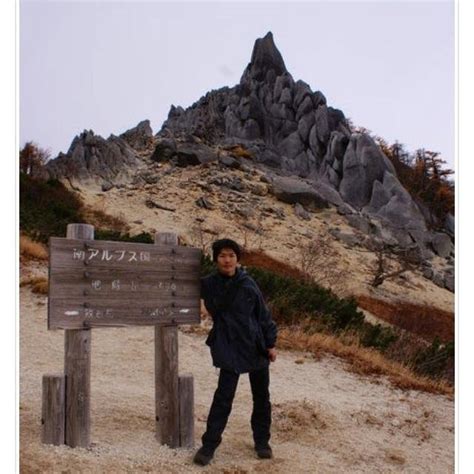 こんな状態じゃど素人でも一目で失敗だと分かりますよ。 この状態にして謝罪も無く客を返す美容師はプロ意識皆無です。 返金して貰って縁切りしかないと思います。