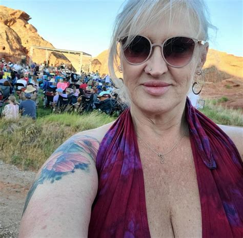 Horny Cougar Cleavage Rboobcracks